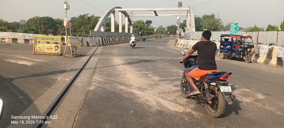 गोमो ओवरब्रिज पर अवैध बालू ढुलाई बनी जानलेवा, राहगीर हो रहे दुर्घटना का ...